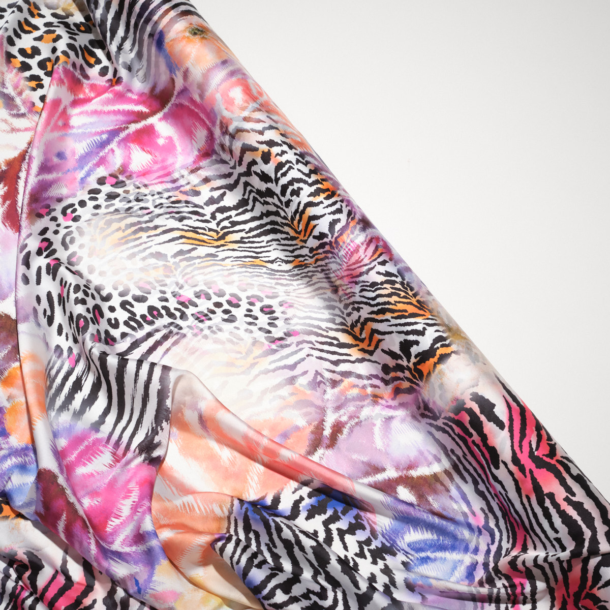 Matase imprimata digital cu motiv animal print multicolor