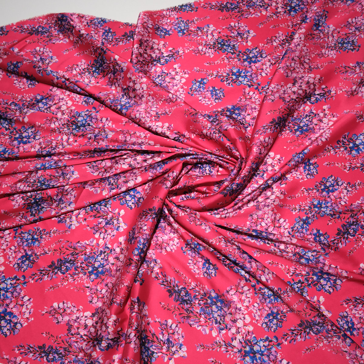 Matase imprimata digital cu motiv floral multicolor pe fond roșu