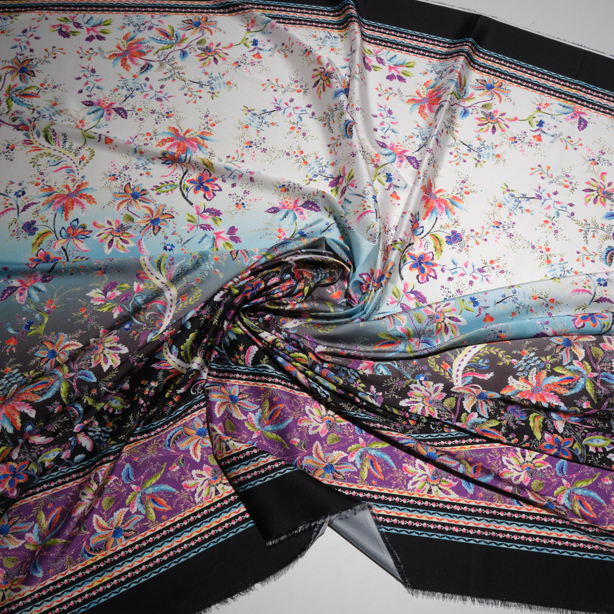 Matase imprimata digital cu model abstract floral multicolor cu bordura mov