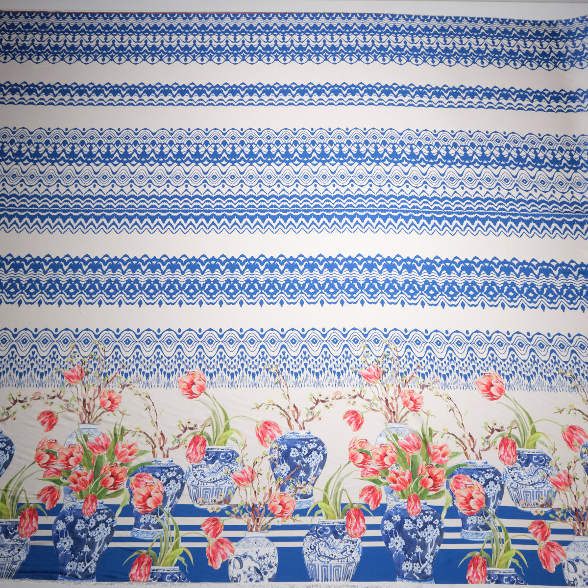 Matase imprimata digital motive abstracte vaze lalele roșii