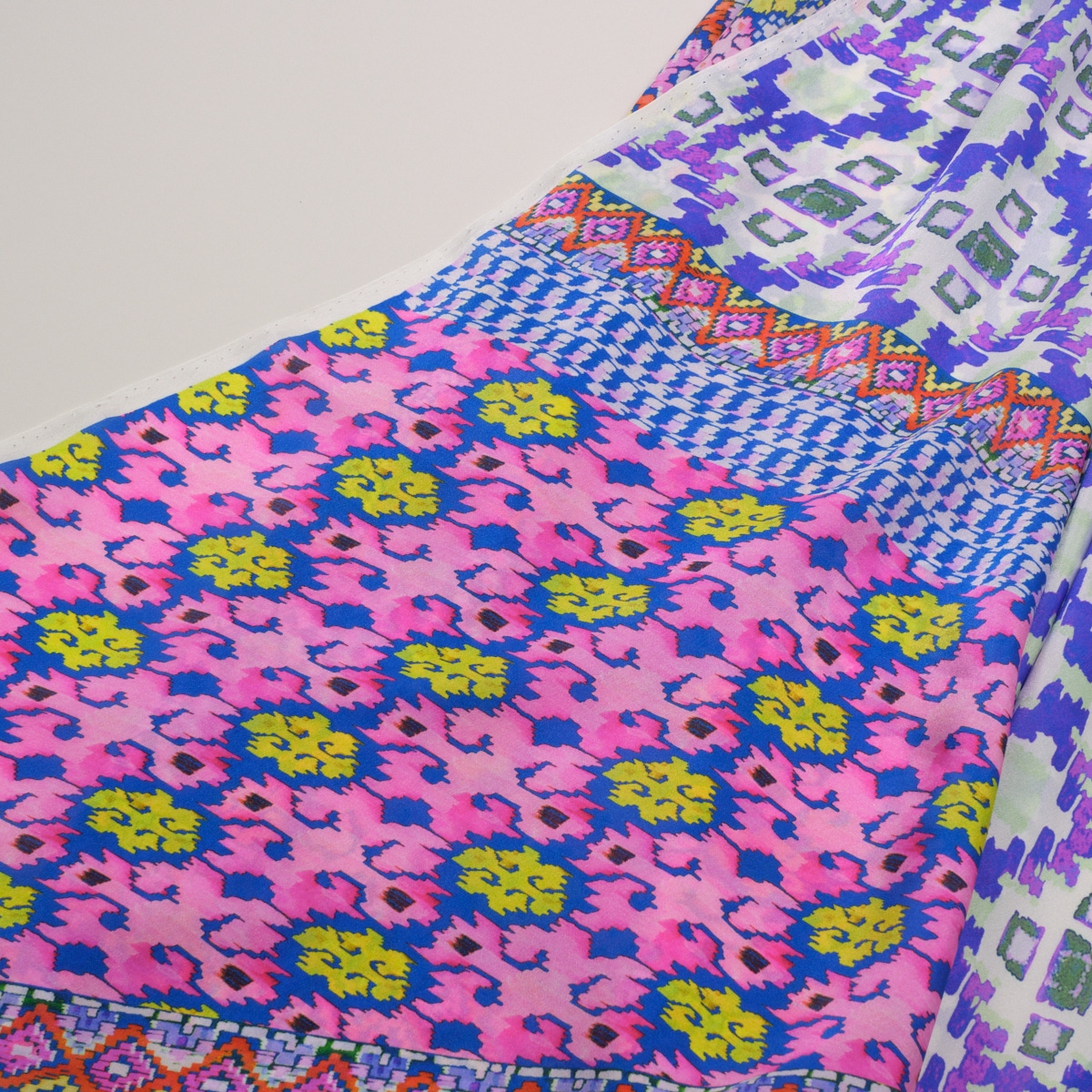 Voal de matase naturala imprimat cu motive florale